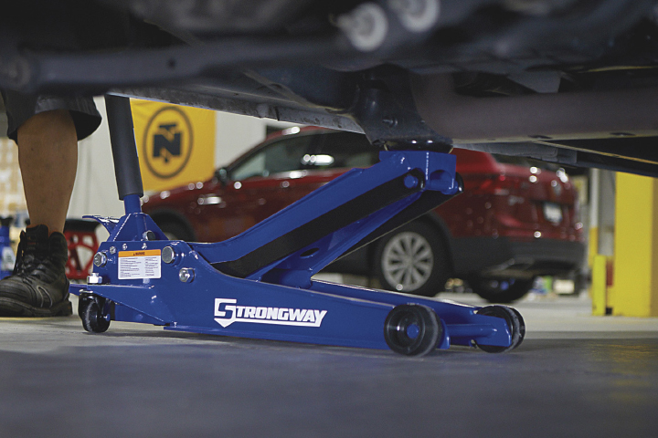 Strongway Long-Reach Low-Profile Professional Service Floor Jack, 3-Ton ...