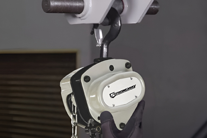 Strongway Manual Chain Hoist, 20ft. Lift, 11,000-Lb. Capacity, Grade 80 ...