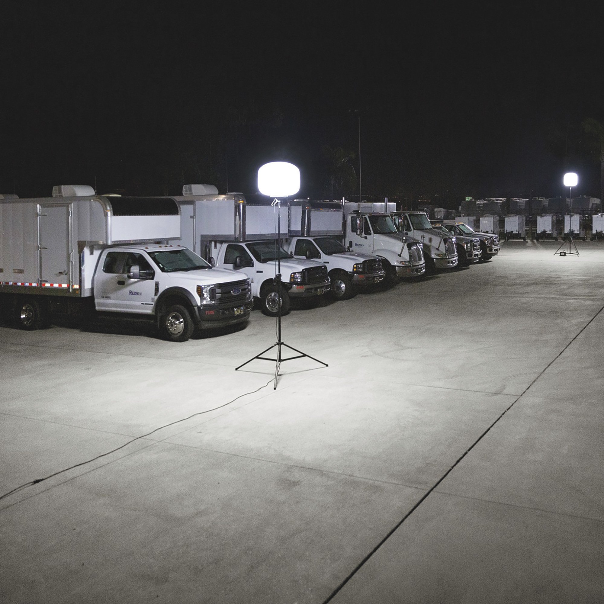 SeeDevil LED Balloon Light with Tripod — 42,000 Lumens, 300 Watts ...