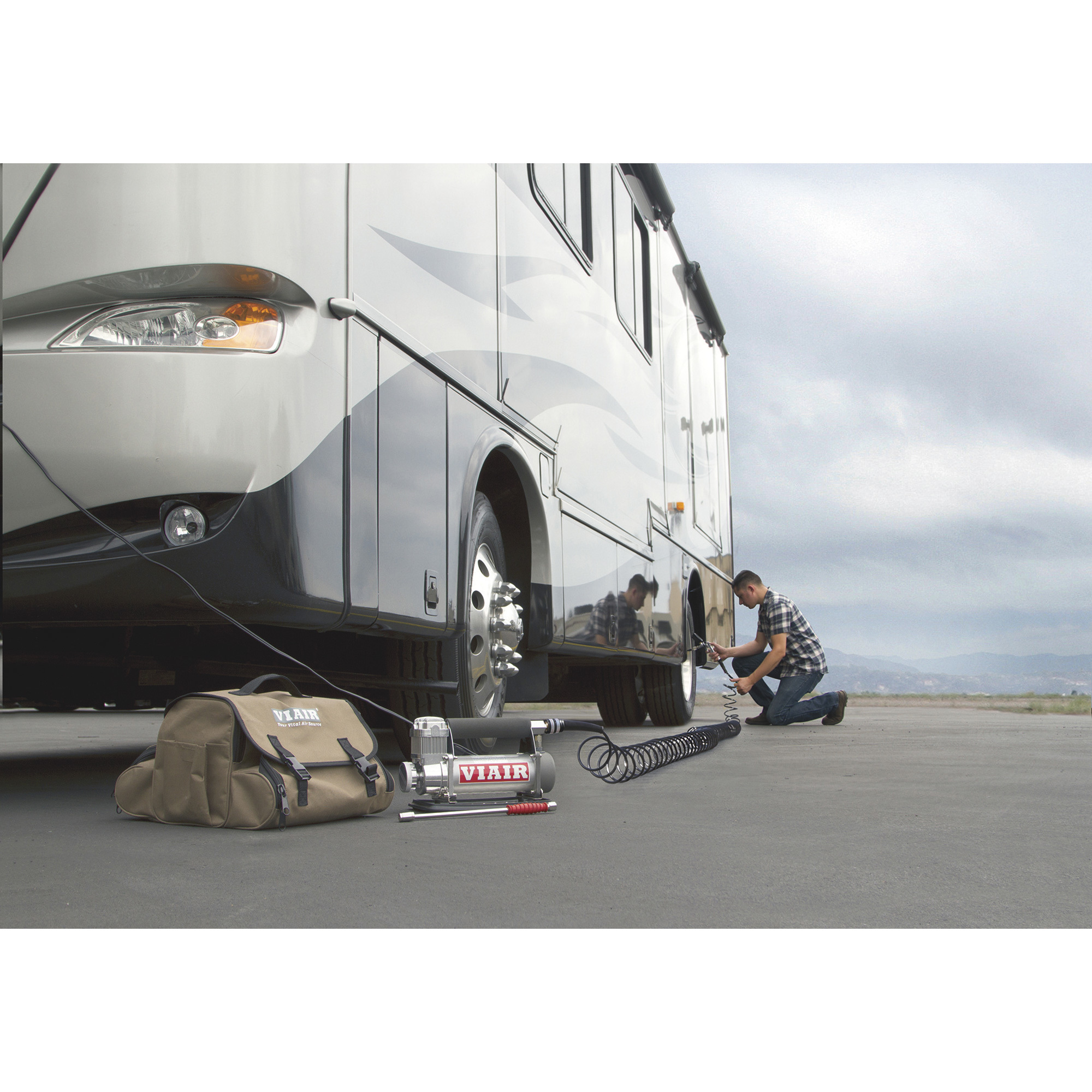 VIAIR Automatic 12 Volt Portable Tire Inflator Kit, 30 Amps, 150 PSI, 2 ...