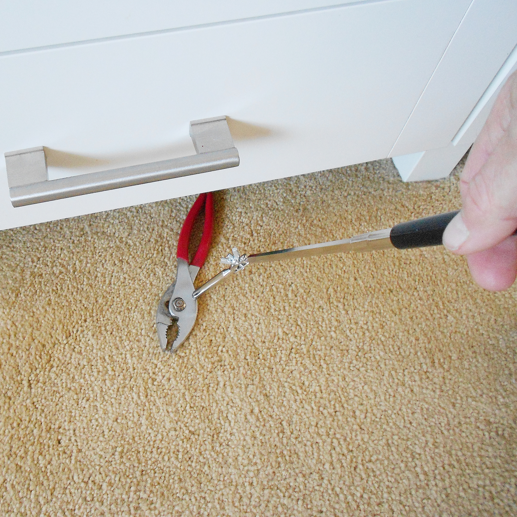 Master Magnetics Extra-Long Neodymium Pickup Magnet with Locking Hinge ...