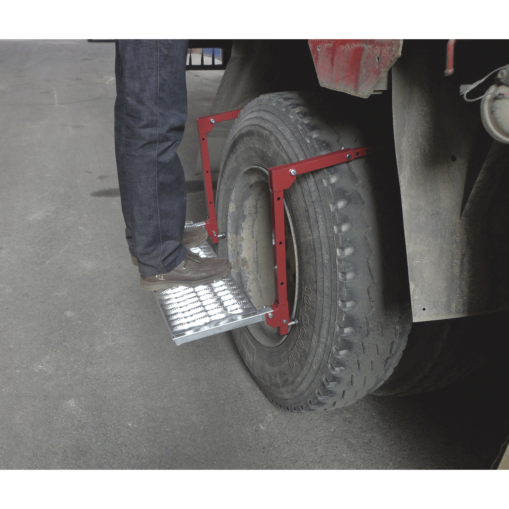 Ironton XL Truck Tire Service Step | Northern Tool