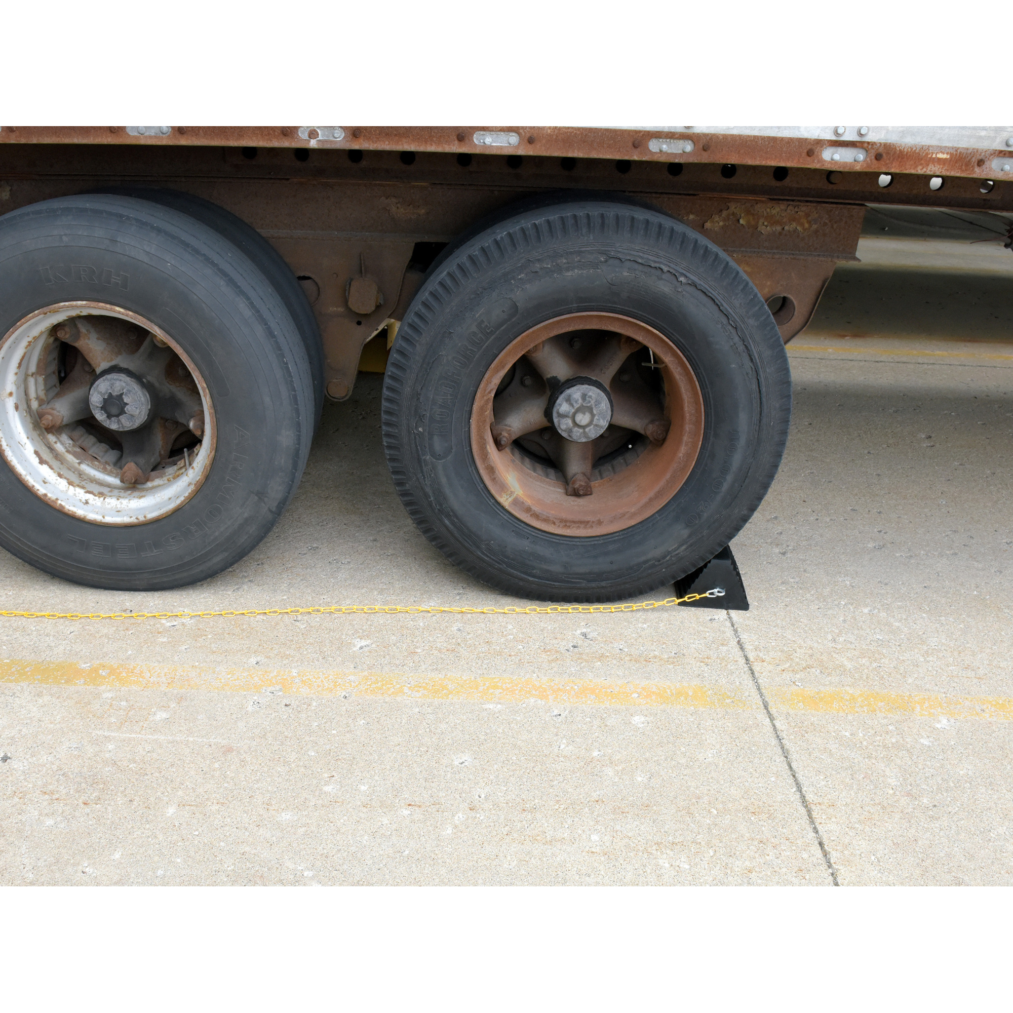 Vestil Double Loop Coil Chain - 15ft., 7in. x 6in., Bright Yellow ...