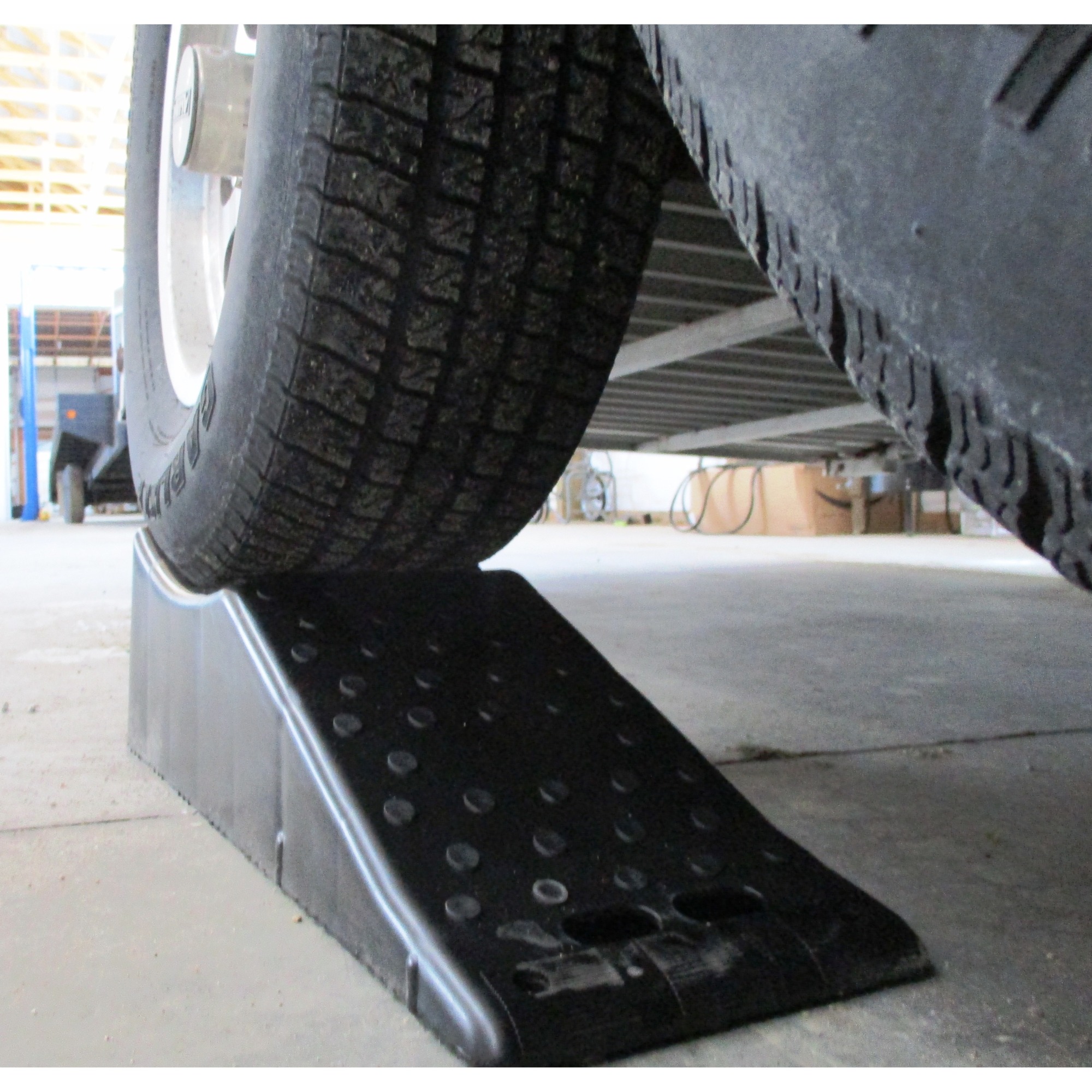 Shop Tuff Tandem Wheel Changing Ramp - 24in. x 8.5in. x 7in., 6-Ton ...