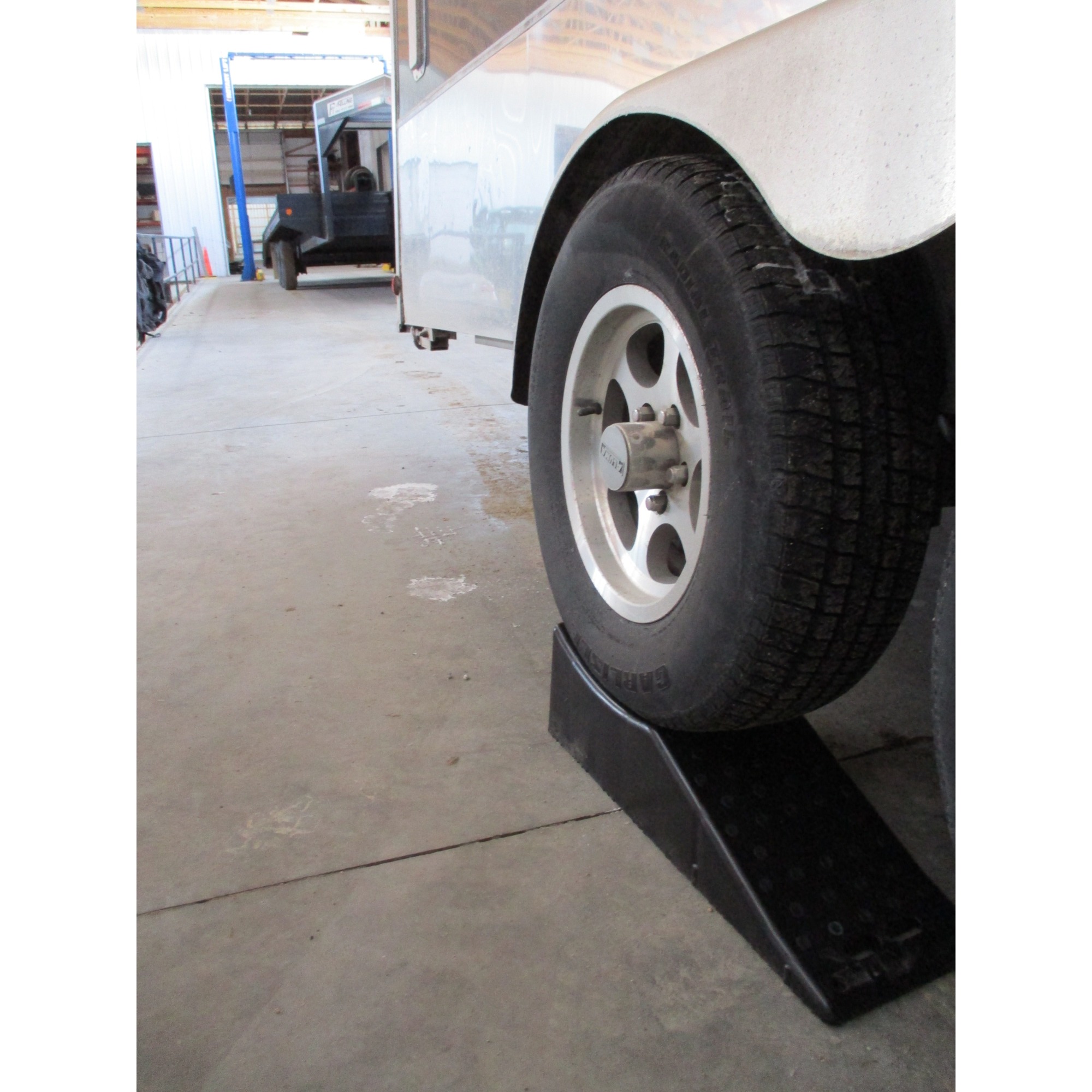 Shop Tuff Tandem Wheel Changing Ramp - 24in. x 8.5in. x 7in., 6-Ton ...