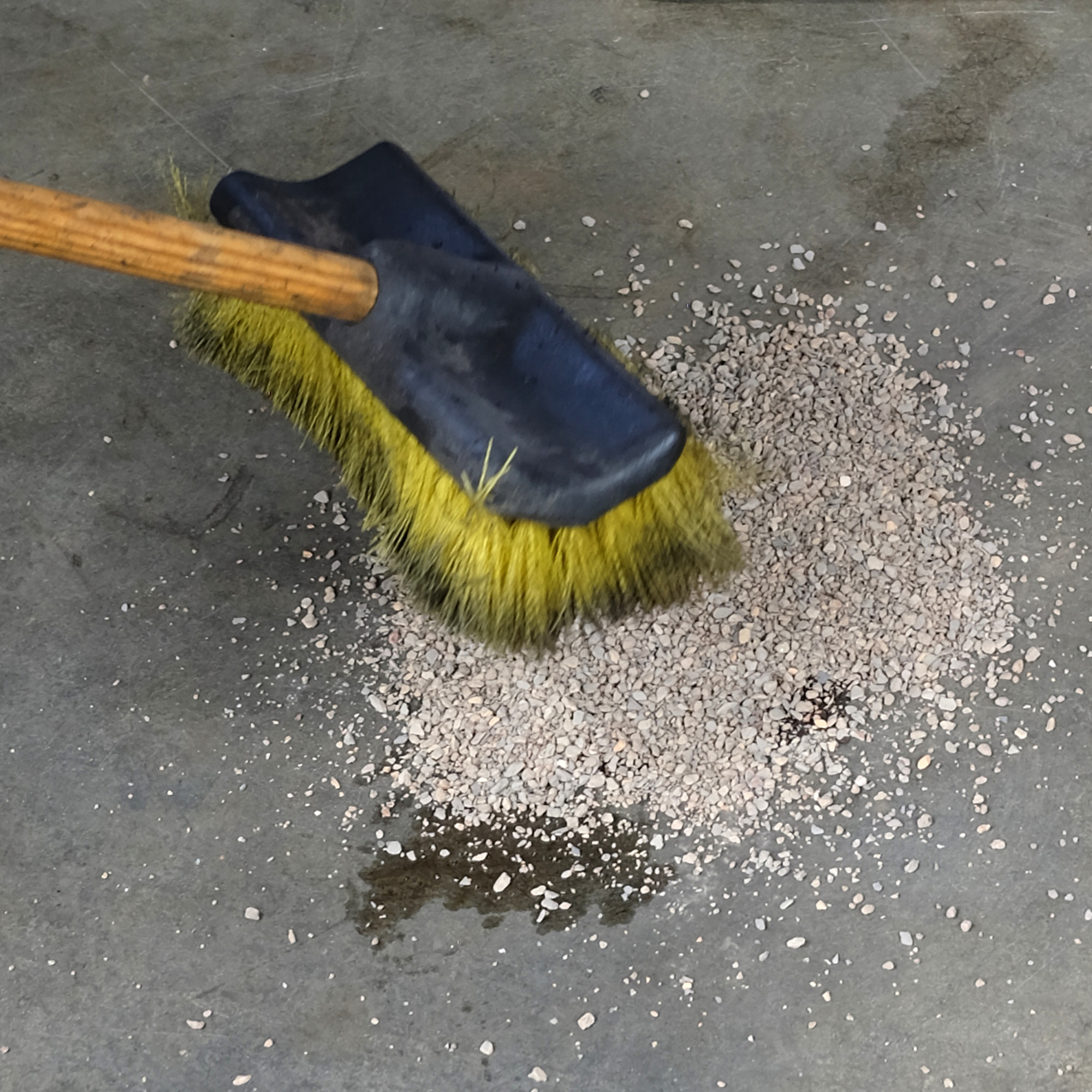 Oil-Dri, 35 Pound Premium Granular Clay Floor Absorbent, Pieces (qty ...