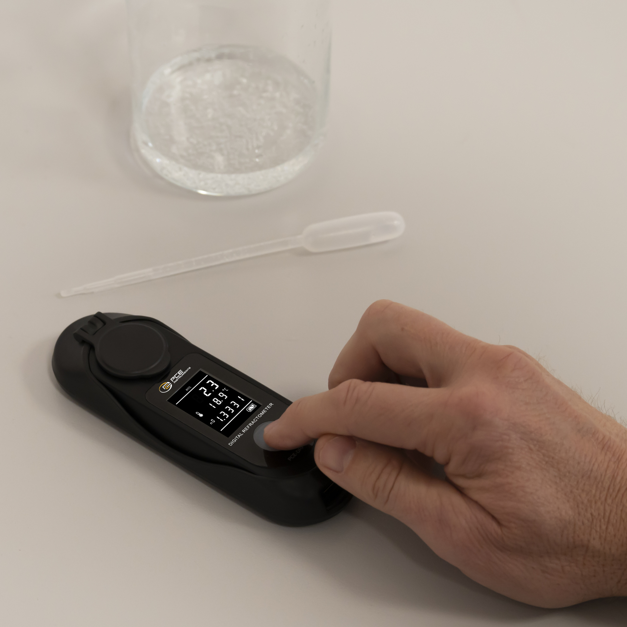 PCE Digital Handheld Refractometer — 0–81% Measurement Range, LCD ...