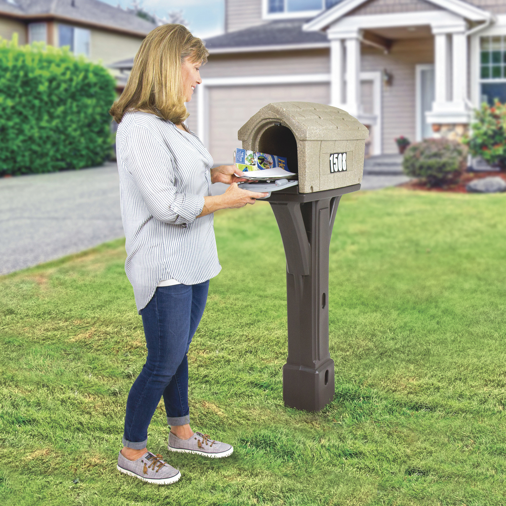 Simplay3 Classic Home Mailbox - 24in.L x 13in.W x 51in.H, Plastic ...